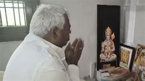 Video मिल्कीपुर में वोटिंग के बीच सपा सांसद अवधेश प्रसाद ने की हनुमान जी की आराधना Milkipur