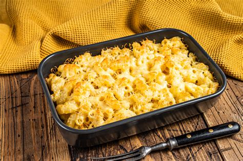 체다 소스를 곁들인 구운 맥과 치즈 아메리칸 요리 나무 배경 위쪽 보기 치즈 마카로니에 대한 스톡 사진 및 기타 이미지 치즈 마카로니 0명 건강한 식생활 Istock