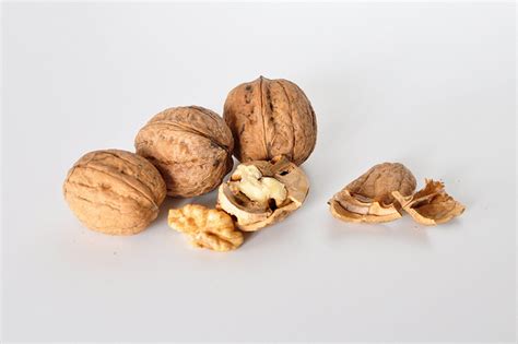 A Handful Of Walnuts May Trick You Into Lowering Your Cholesterol