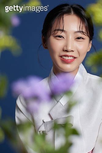한복 전통문화 명절 한국문화 한국문화 전통의상 한국인 아름다움 주제 이미지 Jv12500050 게티이미지뱅크