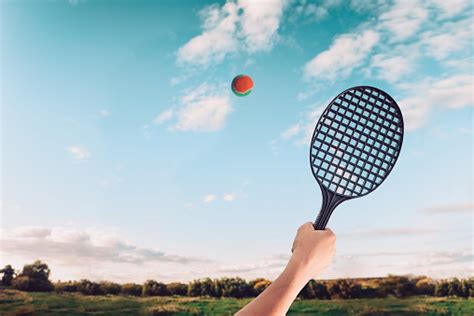 하늘에 대 한 배드민턴 또는 비치 테니스의 여름 게임 여름 가족 엔터테인먼트의 개념 개념에 대한 스톡 사진 및 기타 이미지 개념 공 스포츠 장비 놀기 Istock