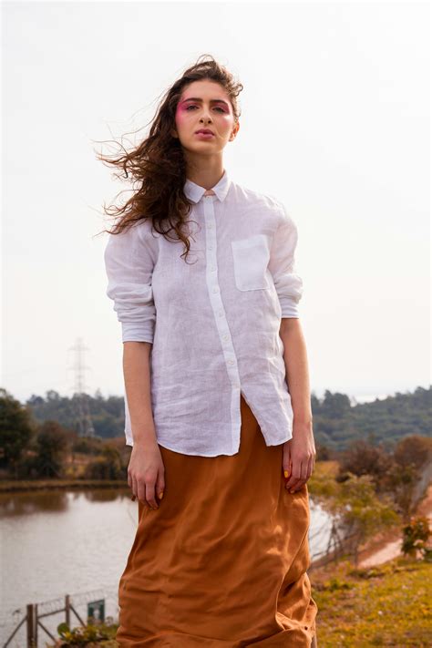 흰색 드레스 셔츠를 입고 여자의 사진 · 무료 스톡 사진