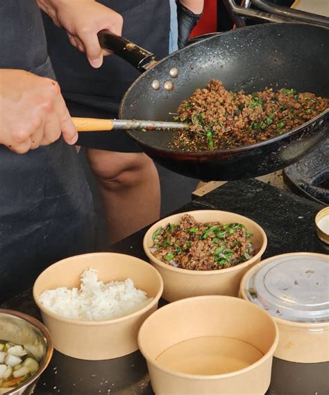 กินไปเหอะ ตรงลานทางเชื่อมพารากอนกะสยามเซนเตอร์