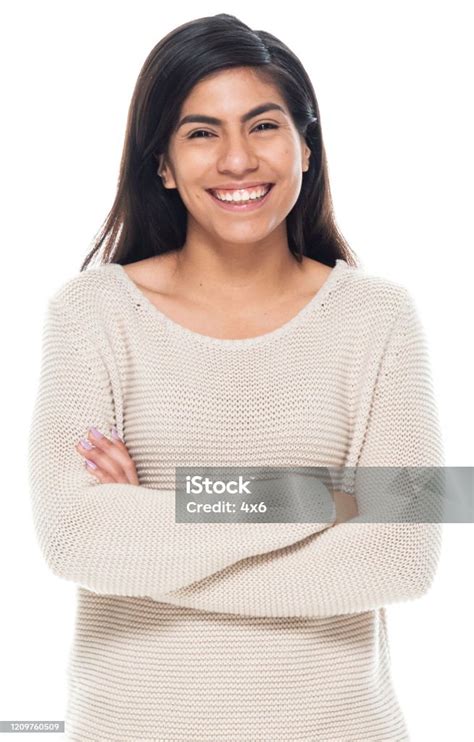 따뜻한 옷을 입고 흰색 배경 앞에 서 있는 라틴 아메리카와 히스패닉 민족 여성 여자에 대한 스톡 사진 및 기타 이미지 여자 컷아웃 한 명의 여자만 Istock