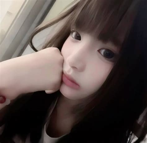 Pin By Rahma Raehansya On Fotografi Dark Hair Style Icon Bangs