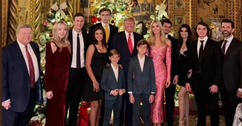عکس کریسمس خانواده ترامپ و نمایش آمادگی بارون برای نقش عمومی جدیدش