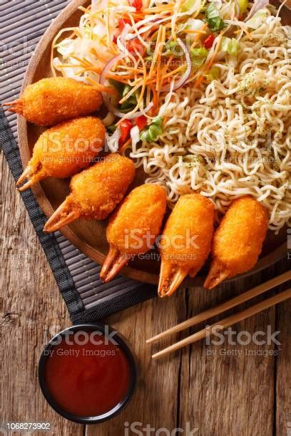 맛 있는 패스트 푸드에 게 달걀 국수와 테이블에 신선한 야채 샐러드 클로즈업 Breading에 발톱 수직 상단 보기