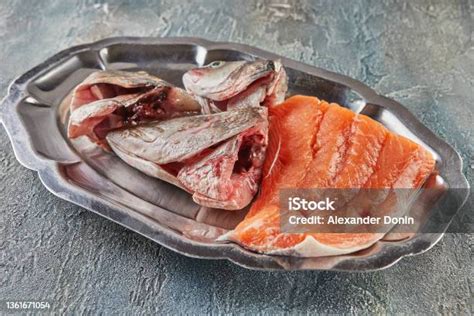 트레이에서 조리할 수 있는 신선한 연어 필레와 머리 신선한 농어 3가지 개체에 대한 스톡 사진 및 기타 이미지 3가지 개체