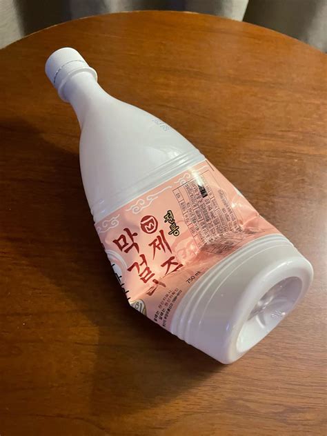 오랜만에 마셔본 제주막걸리 맛이 너무 변해서 충격적이라 양치하고 빨리 잠에 들어야겠음 쿰쿰하고 시큼한 매력 돌려줘😤