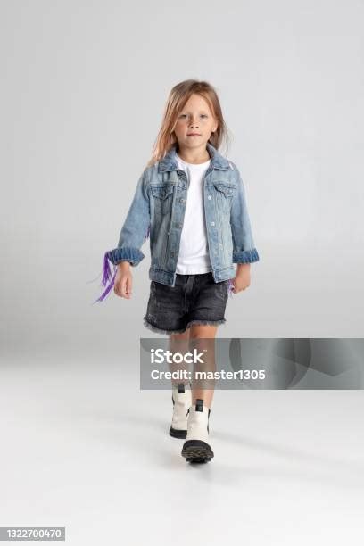 흰색 스튜디오 배경을 통해 가는 미소 귀여운 소녀 여름 드레스에 긴 흐르는 머리와 백인 모델 4 5세에 대한 스톡 사진 및 기타 이미지 Istock