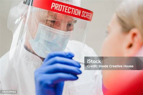 치과 의사 치열 교정 의사는 고객의 치아 미백 충진 치아 구멍을 치료하는 것을 검사합니다 스토마토로지 개념 의료 및 의학 2명에 대한 스톡 사진 및 기타 이미지 Istock