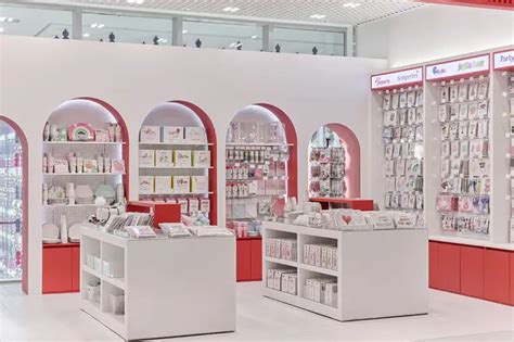 캐주얼한 레드 컬러 포인트 13평 백화점 쇼핑몰 매장 소품샵 인테리어 수원 장안구 정자동