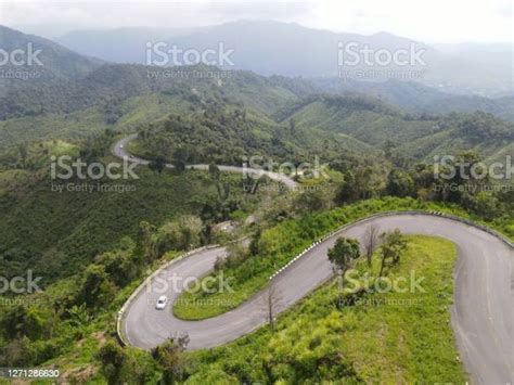 아침에 비가 내린 후 안개와 녹색 정글이있는 산 꼭대기의 하늘 도로의 공중 최고 전망 태국 산을 가로 지르는 교통 도로 드론에서 촬영 0명에 대한 스톡 사진 및 기타 이미지