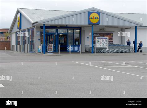 Lidl Staff Hi Res Stock Photography And Images Alamy