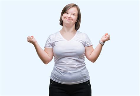 젊은 성인 여자 미친과 미친 무기와 성공에 대 한 격리 된 배경 위에 다운 증후군 고 흥분 비명 눈을 폐쇄 우승자 개념 다운 증후군에 대한 스톡 사진 및 기타 이미지