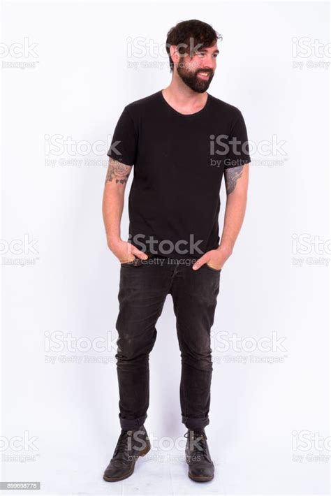 파란 눈과 문신 흰색 배경에 서 있는 잘생긴 수염된 남자의 전체 길이 총 락가수에 대한 스톡 사진 및 기타 이미지 락가수 전신 힙스터 사람 Istock