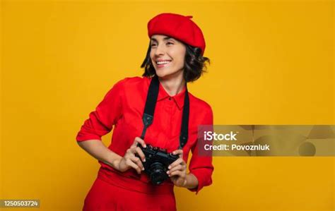 그것은 당신의 너무 좋은 휴가 중 웃는 여자의 반 길이 사진 프랑스 스타일의 옷을 입고 그녀의 목에 스트랩에 카메라를 들고 그녀가 칭찬을 듣는 것처럼 기뻐보였다 20 29