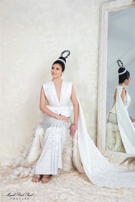 မြင်နေကြပုံစံမဟုတ်ပဲ တစ်မူထူးခြားတဲ့ ထိုင်မသိမ်းလေးဝတ်ဆင်ကာ ဆံထုံးအပြင်အဆင်လေးနဲ့ တည်ငြိမ်တဲ့ အလ