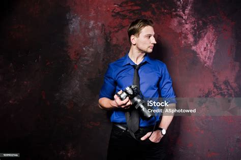 스튜디오 초상화 카메라와 세련 된 전문 사진 작가 남자의 블루 셔츠와 넥타이에 착용 남자에 대한 스톡 사진 및 기타 이미지 남자 남자들만 넥타이 Istock
