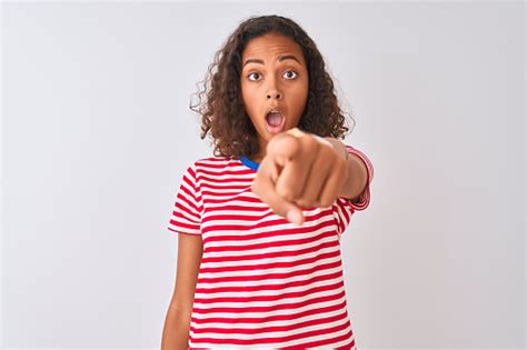빨간 줄무늬 티셔츠를 입은 젊은 브라질 여성은 불쾌하고 카메라에 좌절 당신과 함께 분노와 분노를 가리키는 고립 된 흰색 배경 위에 서 T 셔츠에 대한 스톡 사진 및 기타
