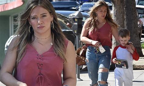 Hilary Duff Shows Off Her Toned Figure In Sleeveless Tee Daily Mail