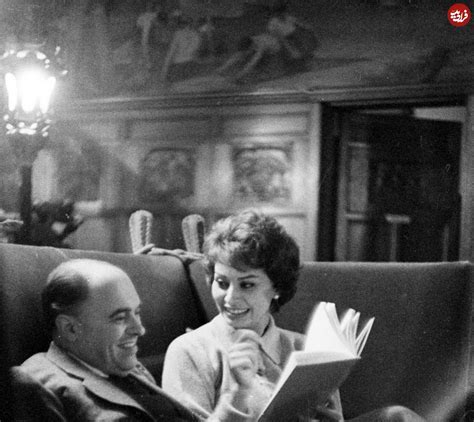 عکس؛ سفر در زمان؛ سوفیا لورن 23 ساله در کنار همسرش؛ سال 1336