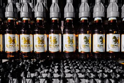 Proceso De Embotellado De Cerveza Singha Foto De Archivo Editorial