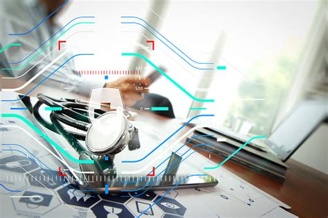 의료 작업 영역 사무실과 개념으로 서 의료 네트워크 미디어 다이어그램에 랩톱 컴퓨터를 사용 하는 의사 건강관리와 의술에 대한 스톡 사진 및 기타 이미지 Istock