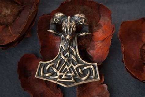 Массивный кулон Молот Тора Мьёльнир с головой барана украшен валькнутом знаком Одина