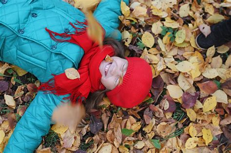 자연에 그녀의 딸과 젊은 아름다운 어머니 모자를 쓴 소녀가 공원에서 걷고 있다 잎 가을에 가을 도시 공원에서 소녀 가을에 대한 스톡 사진 및 기타 이미지 Istock