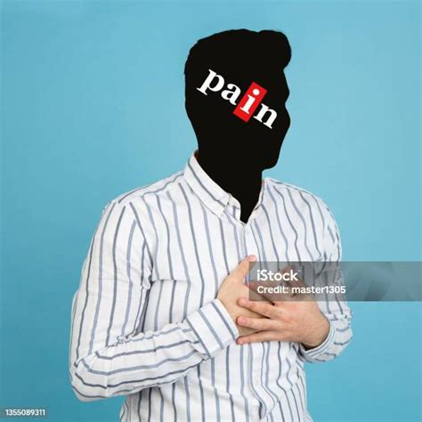 대신 얼굴없는 사람의 개념적 초상화는 단어 고통 대신 얼굴 인간의 감정 심리학 정신 건강 개념 식별할 수 없는 사람 사람들에 대한 스톡 사진 및 기타 이미지 Istock