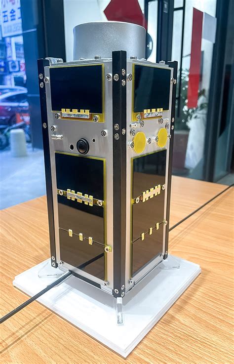 國立成功大學通信設備機械模型 利用複合材質表現多種層次 展創科技模型製作公司