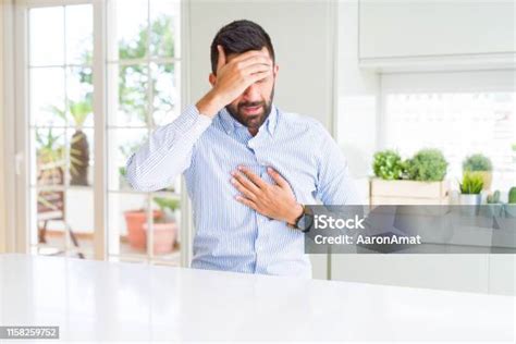 잘 생긴 히스패닉 사업가 질병과 발열 독감과 감기 바이러스 아픈 이마를 만지고 가정 생활에 대한 스톡 사진 및 기타 이미지