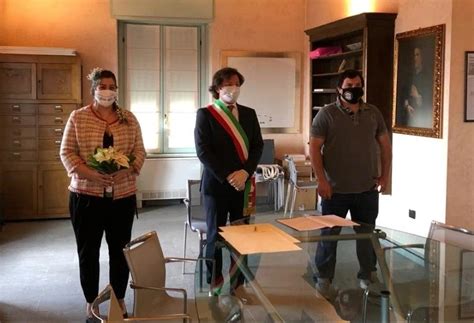 Ilaria E Omar Di Osio Sotto «abbassi La Mascherina Può Baciare La