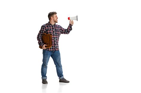 흰색 배경에 고립 된 메가 폰에서 외치는 서류 가방을 가진 젊은 남자의 전체 길이 초상화 30 34세에 대한 스톡 사진 및 기타 이미지 30 34세 개념 경영자