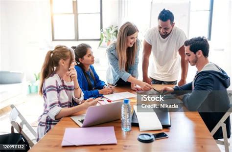 회의실테이블에 앉아 있는 동료들에게 비즈니스 전략을 설명하는 사업가와 사업가 5명에 대한 스톡 사진 및 기타 이미지 5명 가리키기 계획 Istock