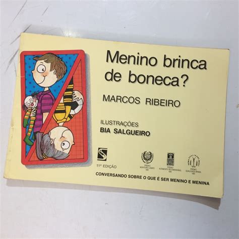 Menino Brinca De Boneca Conversando Sobre O Que é Ser Menino E