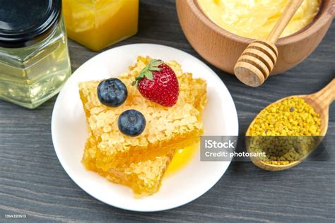 나무 배경에 숟가락으로 다양한 품종 꽃가루와 벌집 신선한 꽃 꿀 유기농 비타민 건강 식품 0명에 대한 스톡 사진 및 기타 이미지 Istock