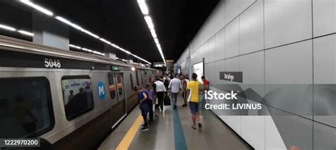 브라질 리우데자네이루의 지하철 역 도착 후 출발하는 사람들 지하철 장면을 기다리는 사람들 객차에 대한 스톡 사진 및 기타 이미지