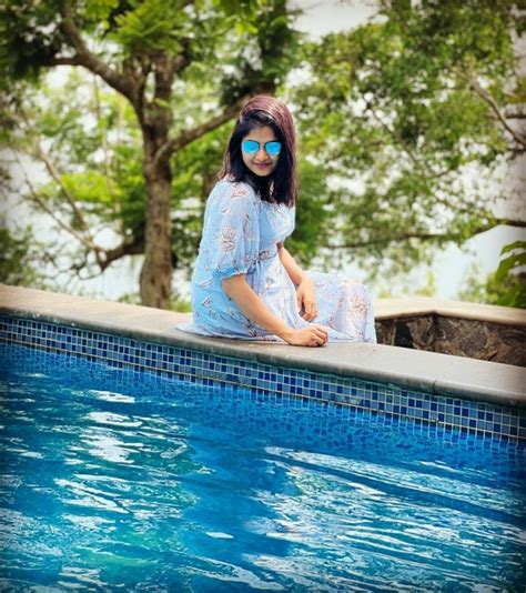 ப்பா எவ்ளோ அழகா இருக்காரு மோனிஷா நெல்சன் பாரீஸில் தனியா பிக்னிக்