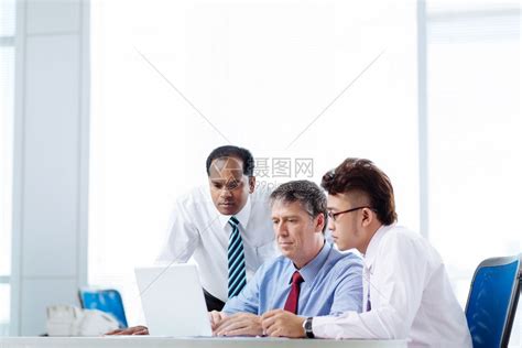 由多族裔混乱的商人群体共同使高清图片下载 正版图片502618902 摄图网