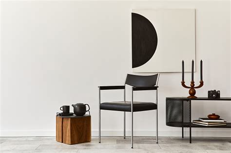 블랙 스타일리시 한 Commode 의자 모의 예술 그림 램프 책 촛대 장식 및 가정 장식에 우아한 액세서리와 현대 거실의