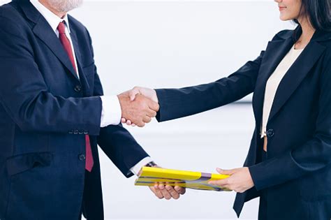 함께 팀웍 조인 손 지원 및 약속 여성 사업가 착용 칼라 노동자는 회의실에서 다루는 프로젝트 사업 개념에 신뢰 개념 기호에 대한 스톡 사진 및 기타 이미지 Istock