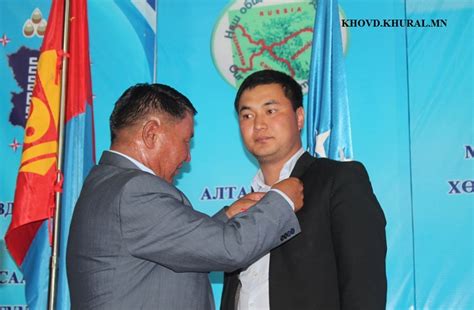 Аймгийн Хүндэт тэмдэг гардууллаа