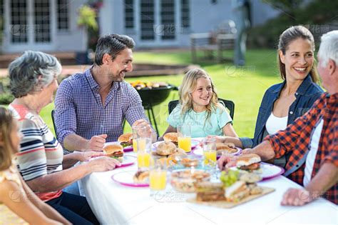 多代同堂的幸福家庭围坐在餐桌旁