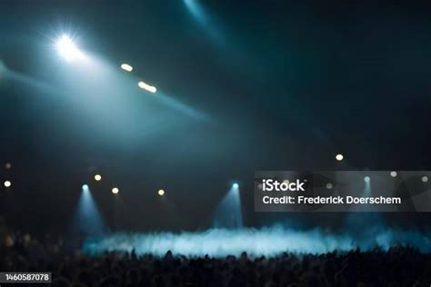 스포트라이트와 파티 분위기로 더 분위기있는 활기찬 디스코 콘서트 라디오 디제이에 대한 스톡 사진 및 기타 이미지 라디오 디제이 Dj Performing Arts