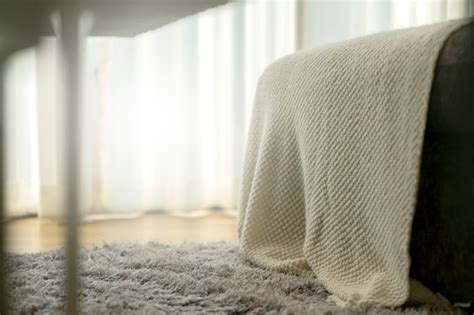 윈도우 침실 홈 인테리어 디자인 컨셉 배경 근처 부드러운 침대 담요와 모피 카펫 양탄자를 닫습니다 리넨에 대한 스톡 사진 및 기타 이미지 Istock