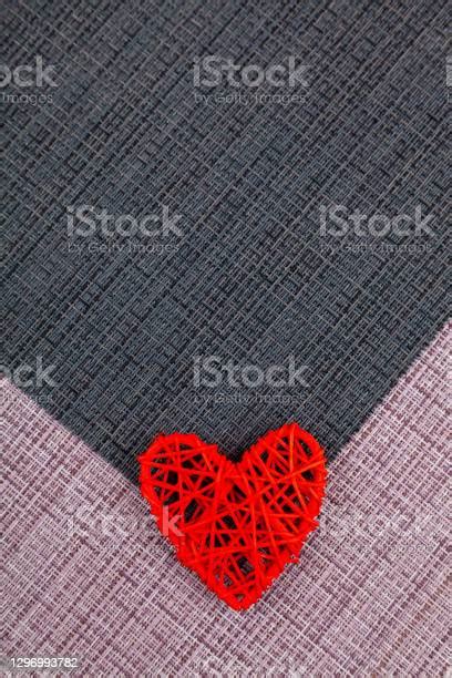 검은 색과 분홍색 배경에 두 개의 빨간 마음 발렌타인 데이 2월에 대한 스톡 사진 및 기타 이미지 2월 공휴일 구도