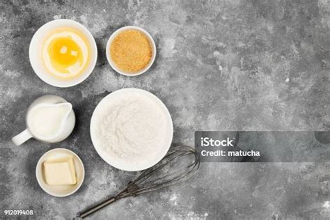 회색 배경에 재료 파이밀가루 계란 버터 우유 설탕 보기 상위 공간을 복사 합니다 음식 배경 갈색에 대한 스톡 사진 및 기타 이미지 Istock