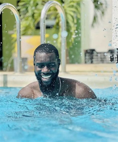 Le Talentueux Acteur Assane Thiam De La Serie “impact” En Mode Relax